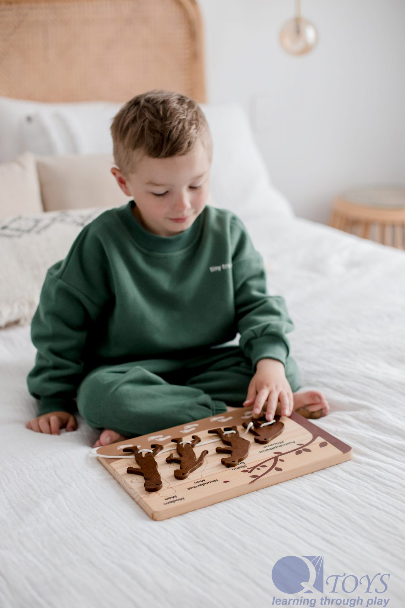 Human Evolution Puzzle & Lacing Set - QToys - Learning through Play